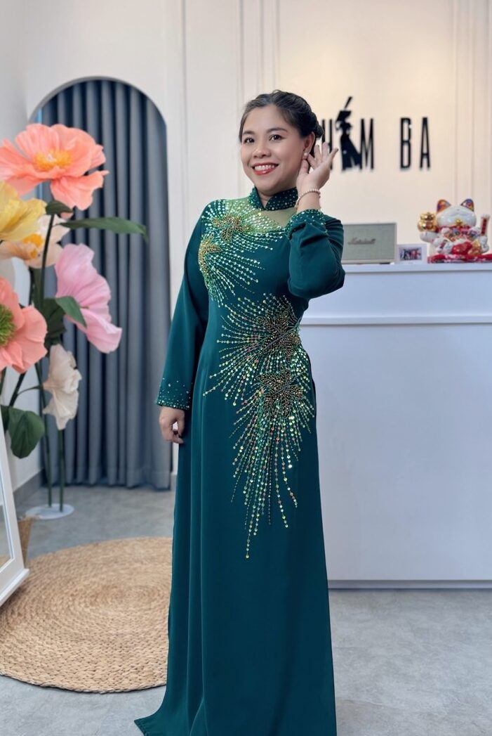 Áo dài Xanh Lá Cổ Ren Kết Châu Sa BS44 – Áo Dài Thím Ba